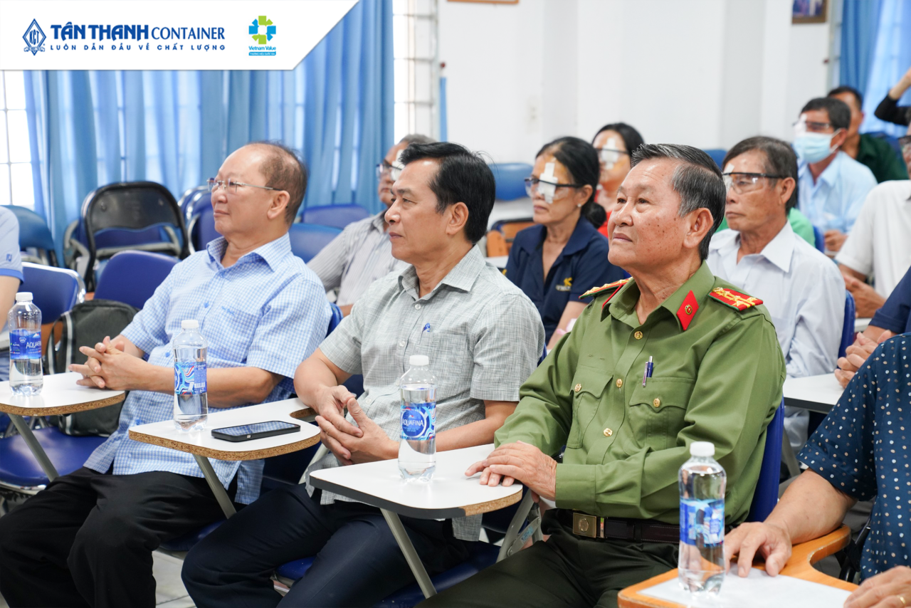 Tân Thanh Container chung tay hỗ trợ chi phí mổ mắt cho hội viên Hội ...