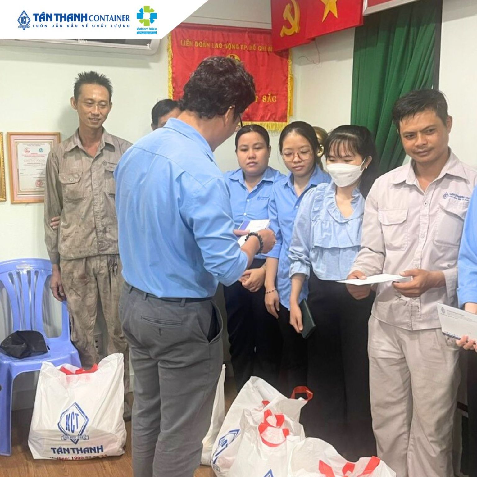 CTY Tân Thanh trao tặng 100 phần quà cho CNV có hoàn cảnh khó khăn mùa ...
