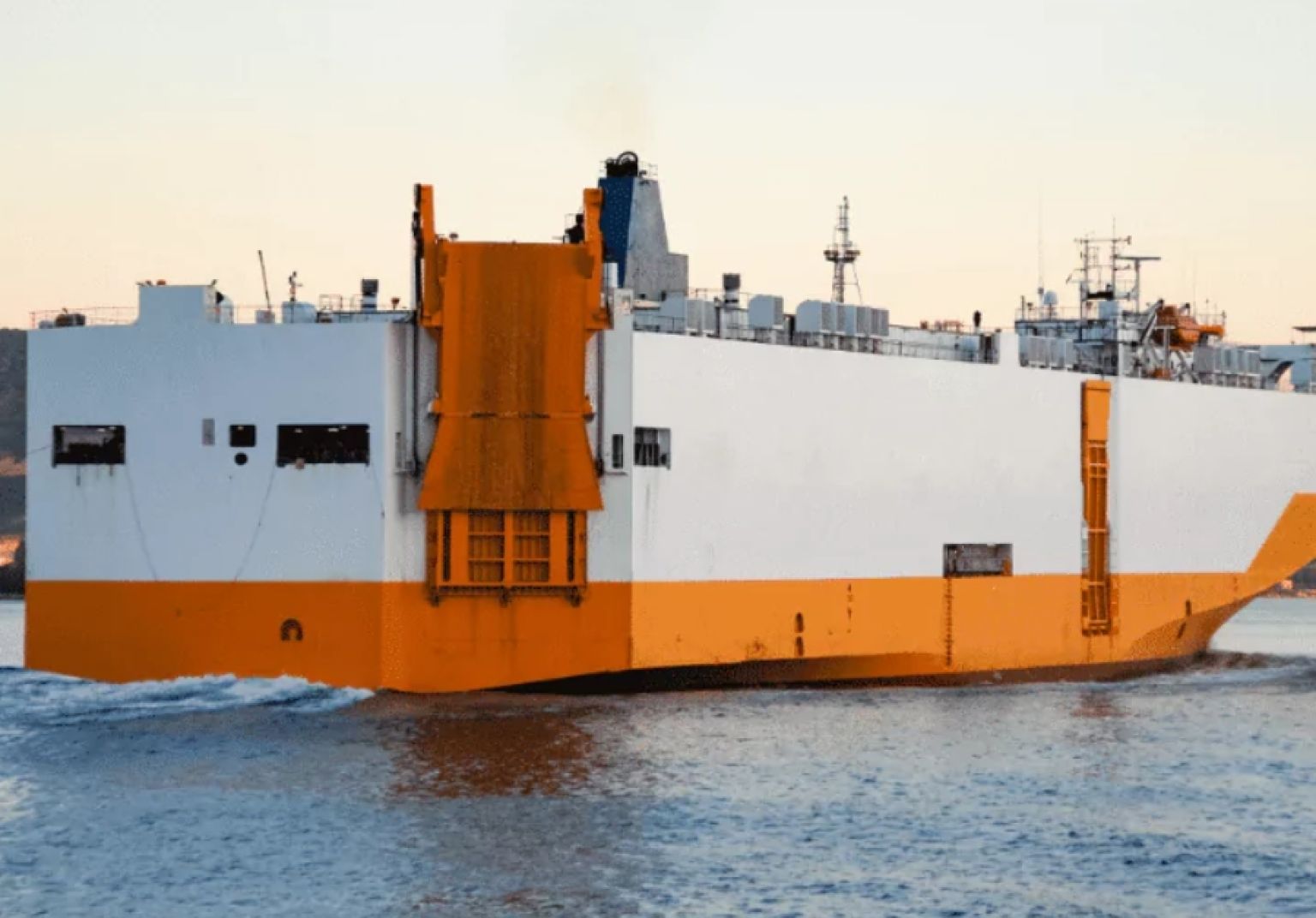 Tàu container (container ship) là gì? Phân loại từ A-Z